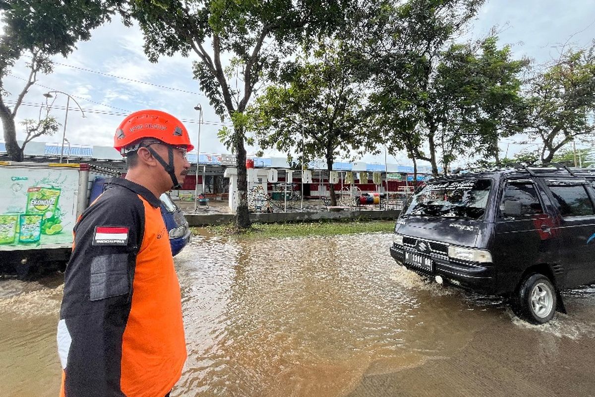 Tanggul Sungai Wates Jebol, Jalan Raya Buntu-Kroya di Cilacap Terendam ...