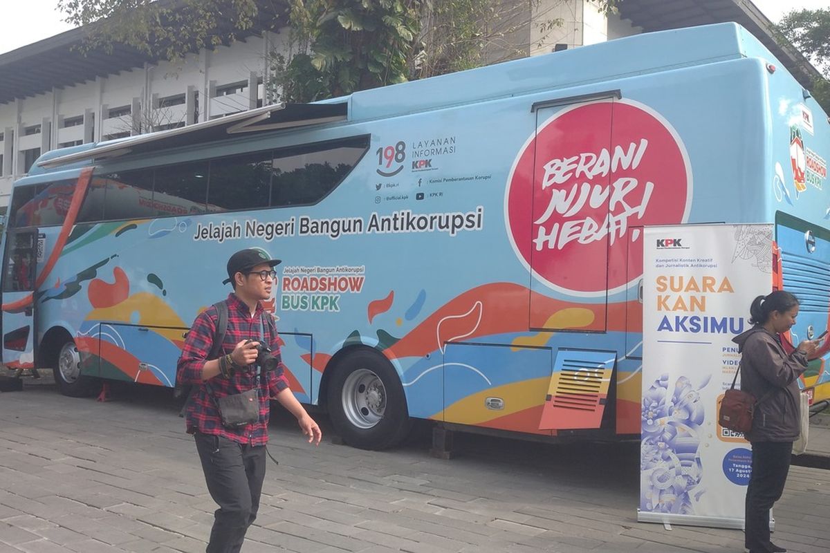 Bus KPK Mangkal di Halaman Gedung Sate Bandung, Ada Apa?