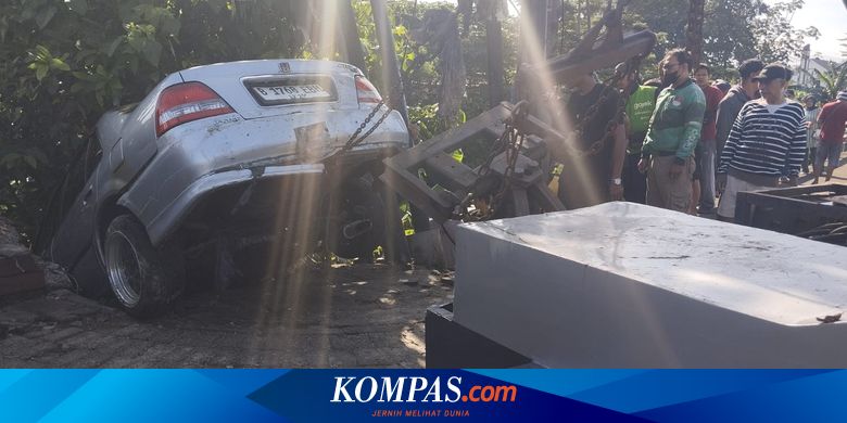 Hindari Kendaraan Lain, Mobil Terperosok ke Kali Baru Depok