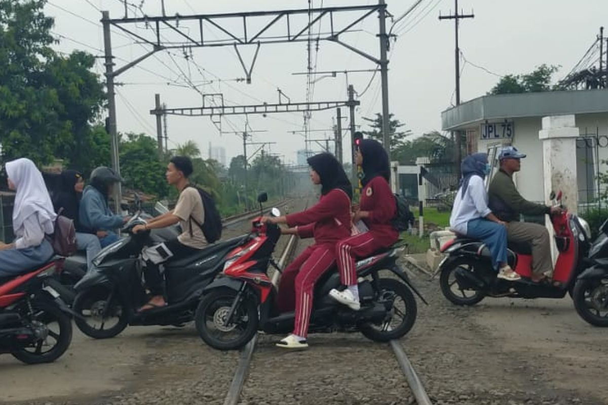 Ada Perbaikan di Lintasan Sebidang Dekat Stasiun Sudimara, Hindari ...
