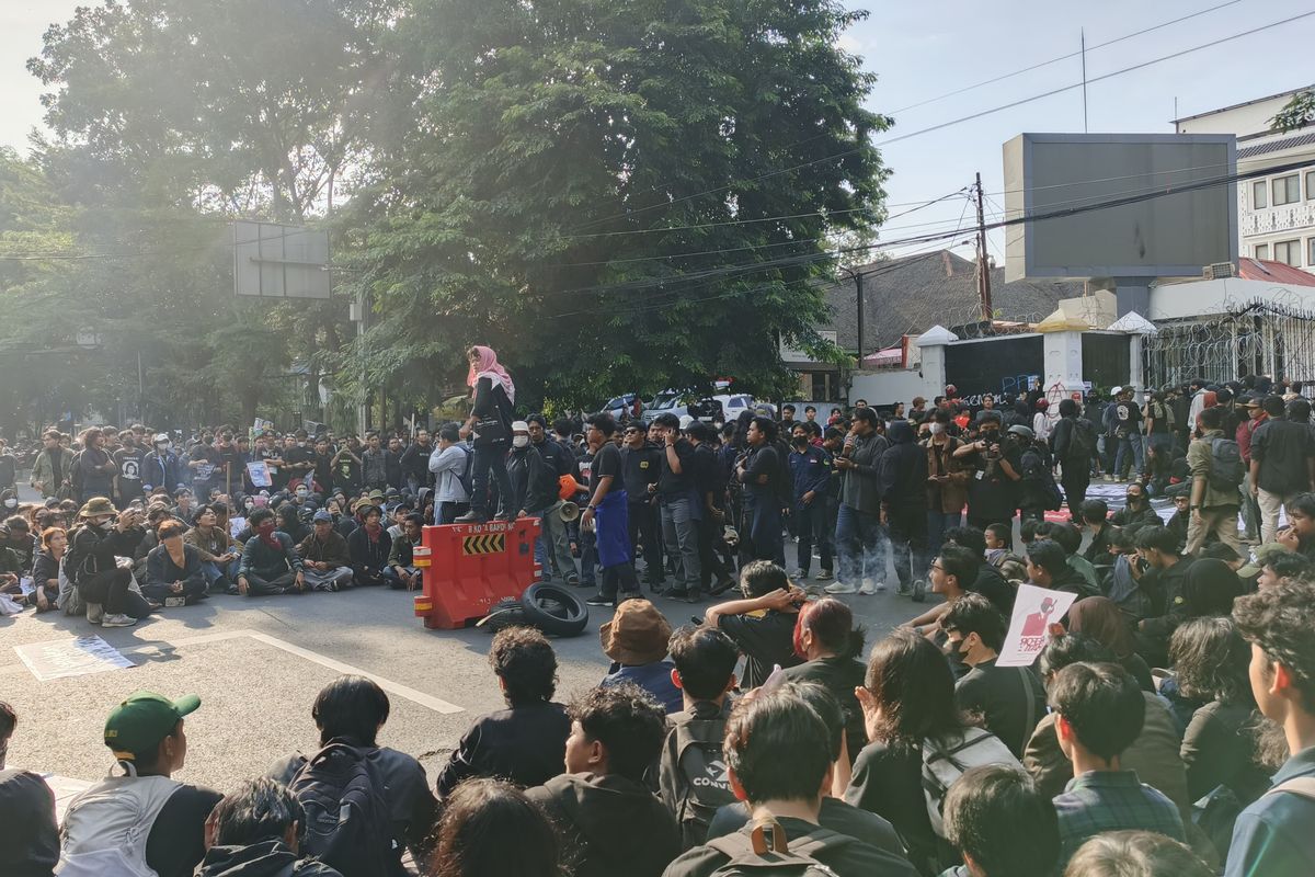 Demo Tolak UU TNI di Bandung, Pengunjuk Rasa: TNI Jaga Keamanan Bukan ...