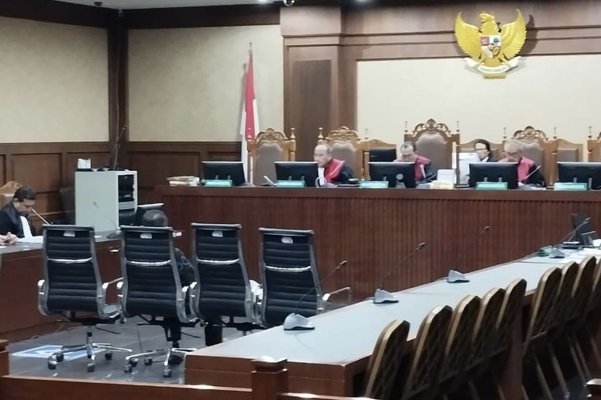 Akademisi UI Menangis Bacakan Pembelaan pada Sidang Kasus BTS 4G ...