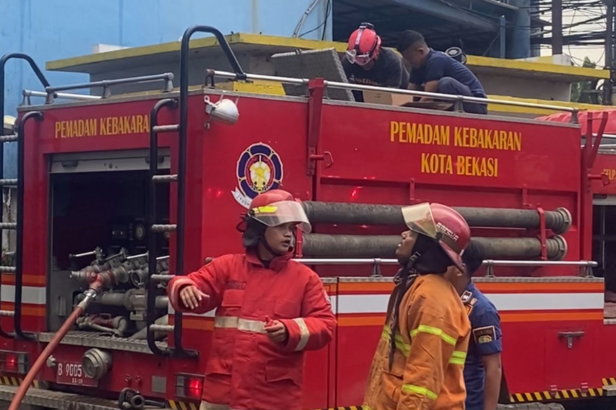 12 Mobil Damkar Dikerahkan untuk Padamkan Kebakaran Toko Ban di Bekasi