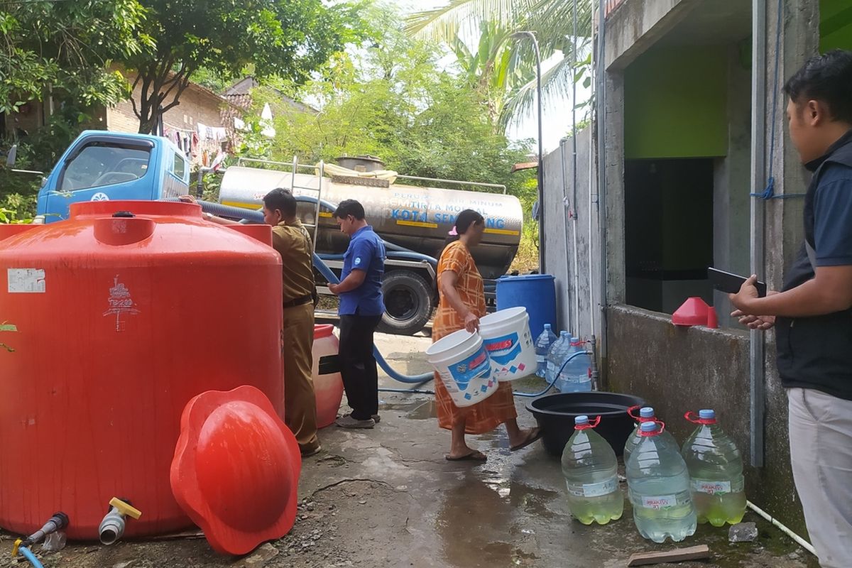 Kekeringan Sudah Melanda Semarang, Warga Harus Antre Setiap Hari untuk Mendapat Air Bersih di Masjid