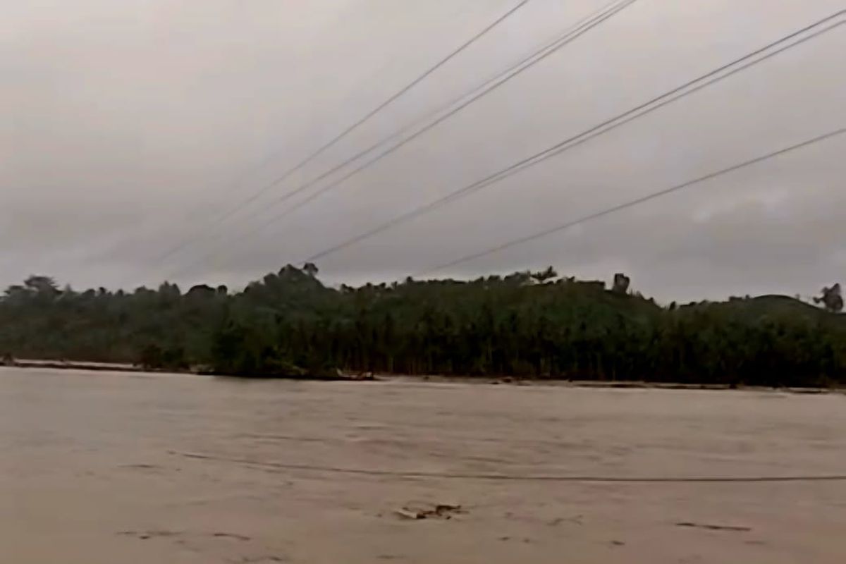Banjir Meluas di Aceh Timur dan Utara: Warga Bertahan di Atap Rumah ...