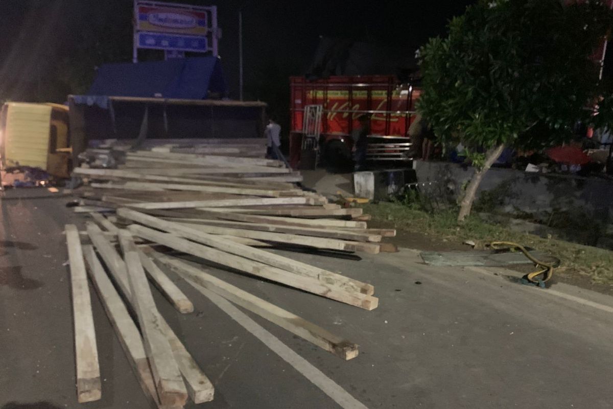 2 Truk Bertabrakan di Sumenep, Sopir Terluka Parah dan Dilarikan ke RS