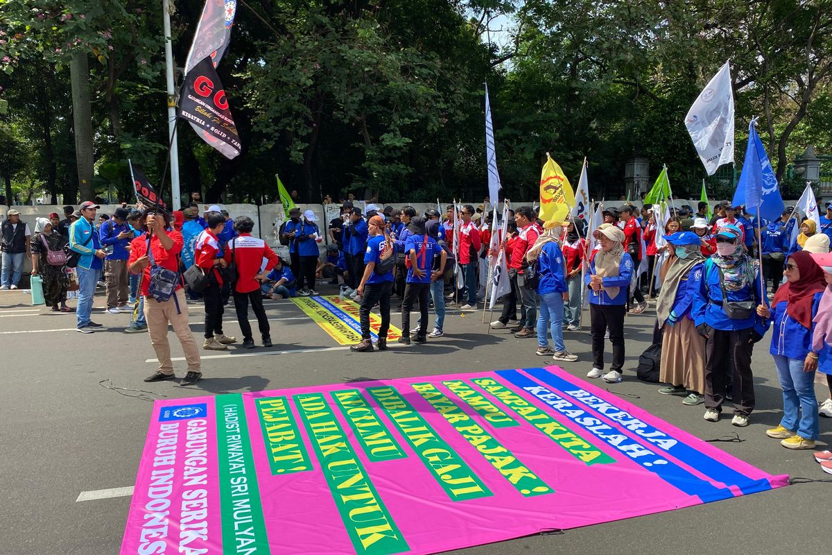 Coretan Buruh di Barikade Jalan Merdeka Selatan: Menuju Indonesia RESET ...
