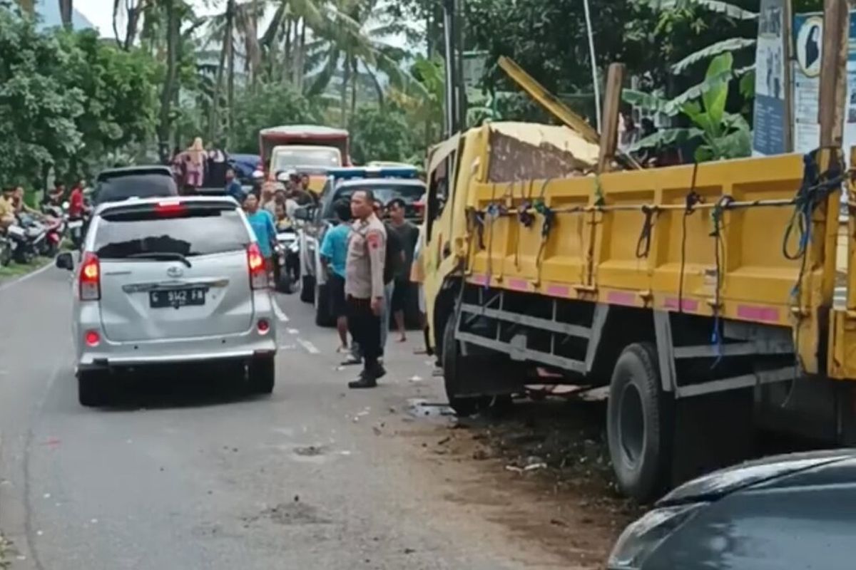 Rem Blong, Truk Bermuatan Baja Ringan Timpa Pemotor, 1 Orang Tewas