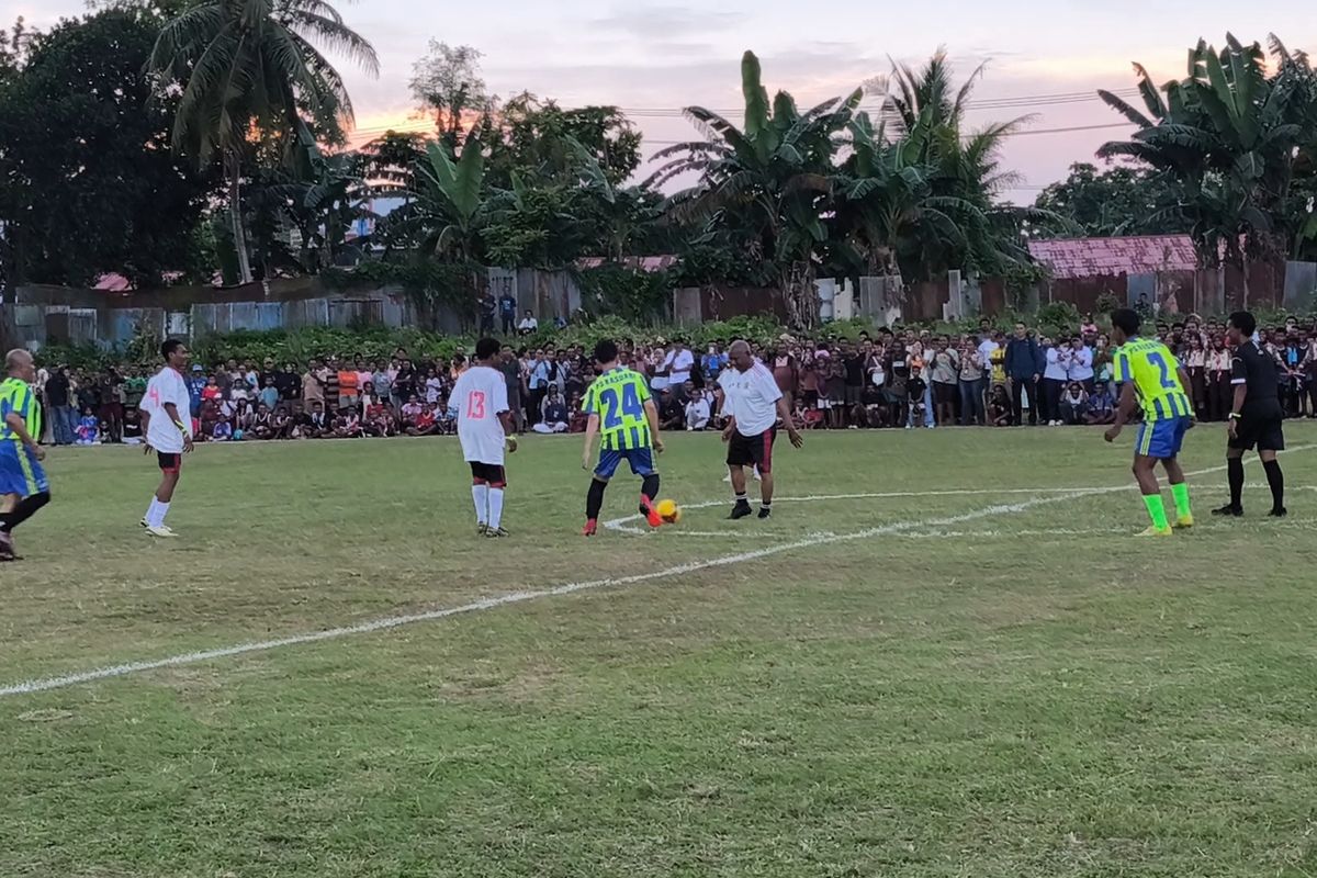 Wapres Gibran Main Bola Bareng Warga Manokwari, Pakai Jersey PS Kasuari ...