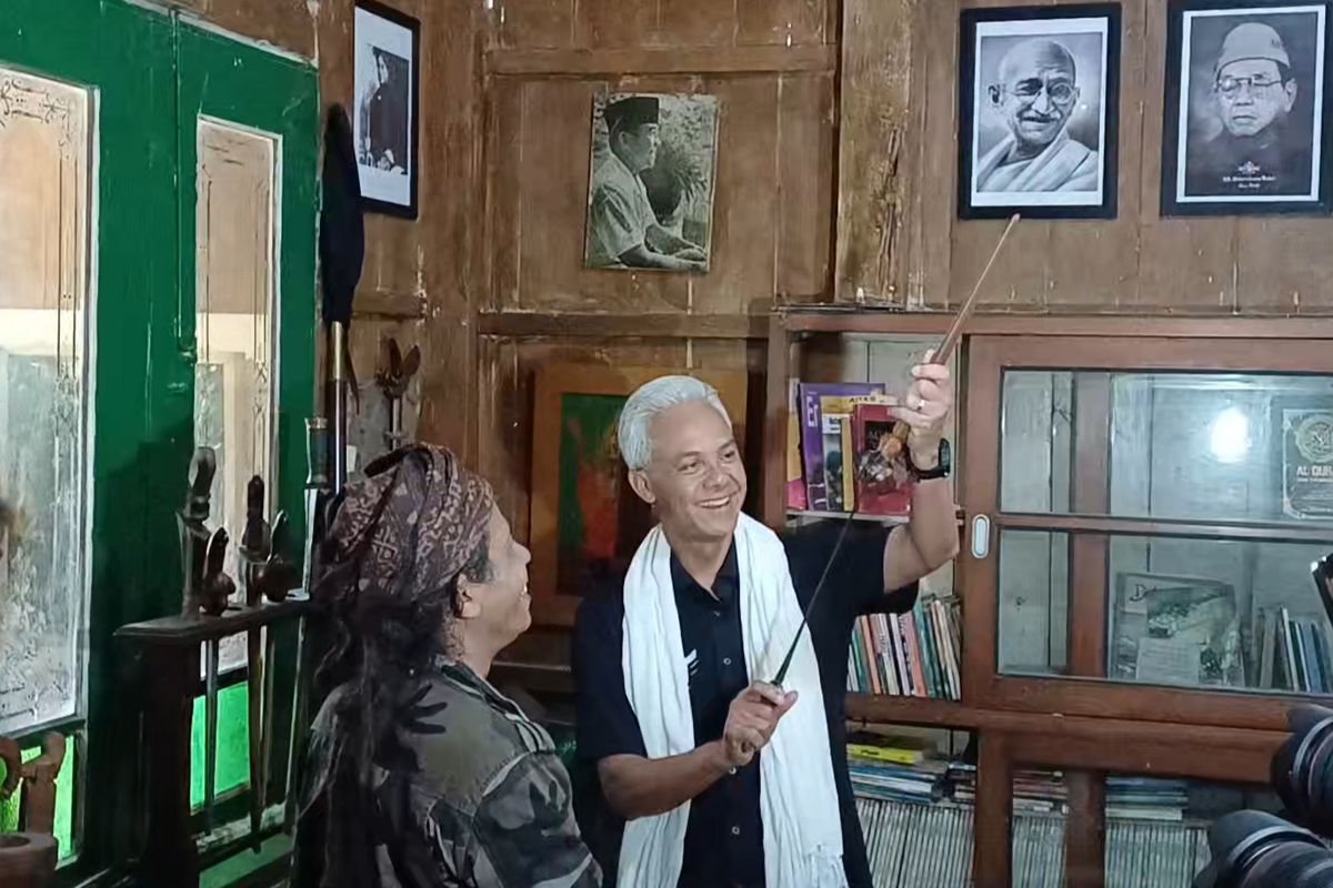 Sowan ke Budayawan, Ganjar Sebut Pembajakan Buku dan Lagu Harus ...