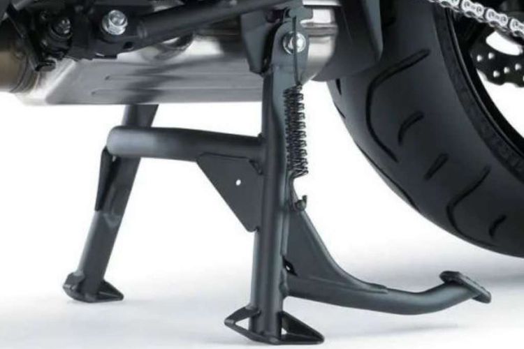 Foto : Teknik Parkir Motor: Standar Ganda atau Samping yang Lebih Baik?