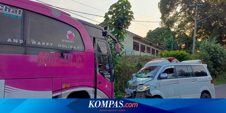Ambulans Bawa Jenazah Ringsek Tabrak Bus Berhenti, Sopir Jadi Korban