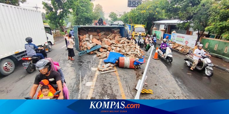 Truk Kayu Terguling, Arus Lalin Jalur Pantura Pasuruan Macet