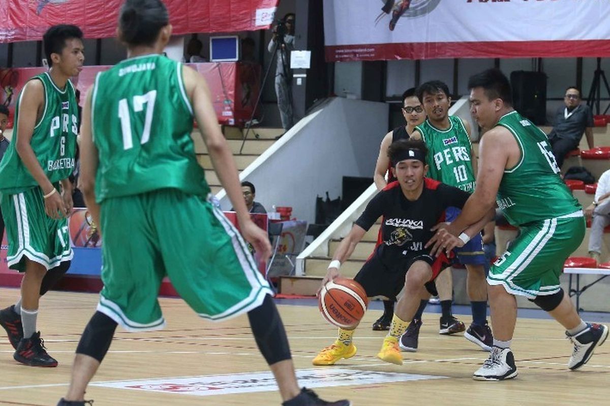 Operan dari Bawah Pinggang dan Mengarah Lurus ke Pemain Seregu pada ...