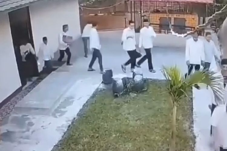Foto : Usai Dijatuhi Vonis 5 Tahun Bui di PN Sarolangun, Terdakwa Kabur Foto : Usai Dijatuhi Vonis 5 Tahun Bui di PN Sarolangun, Terdakwa Kabur