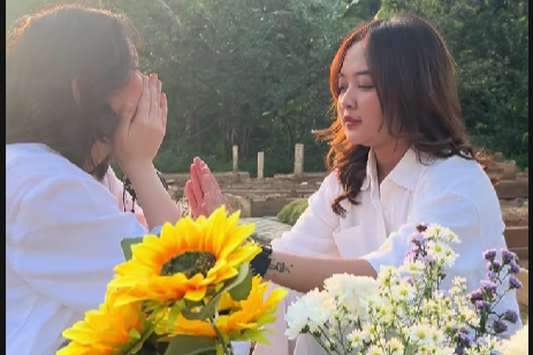 Foto : Penuh Haru, Lamaran Tertunda Gustiwiw ke Dea Diwakili Bunga Sang ...