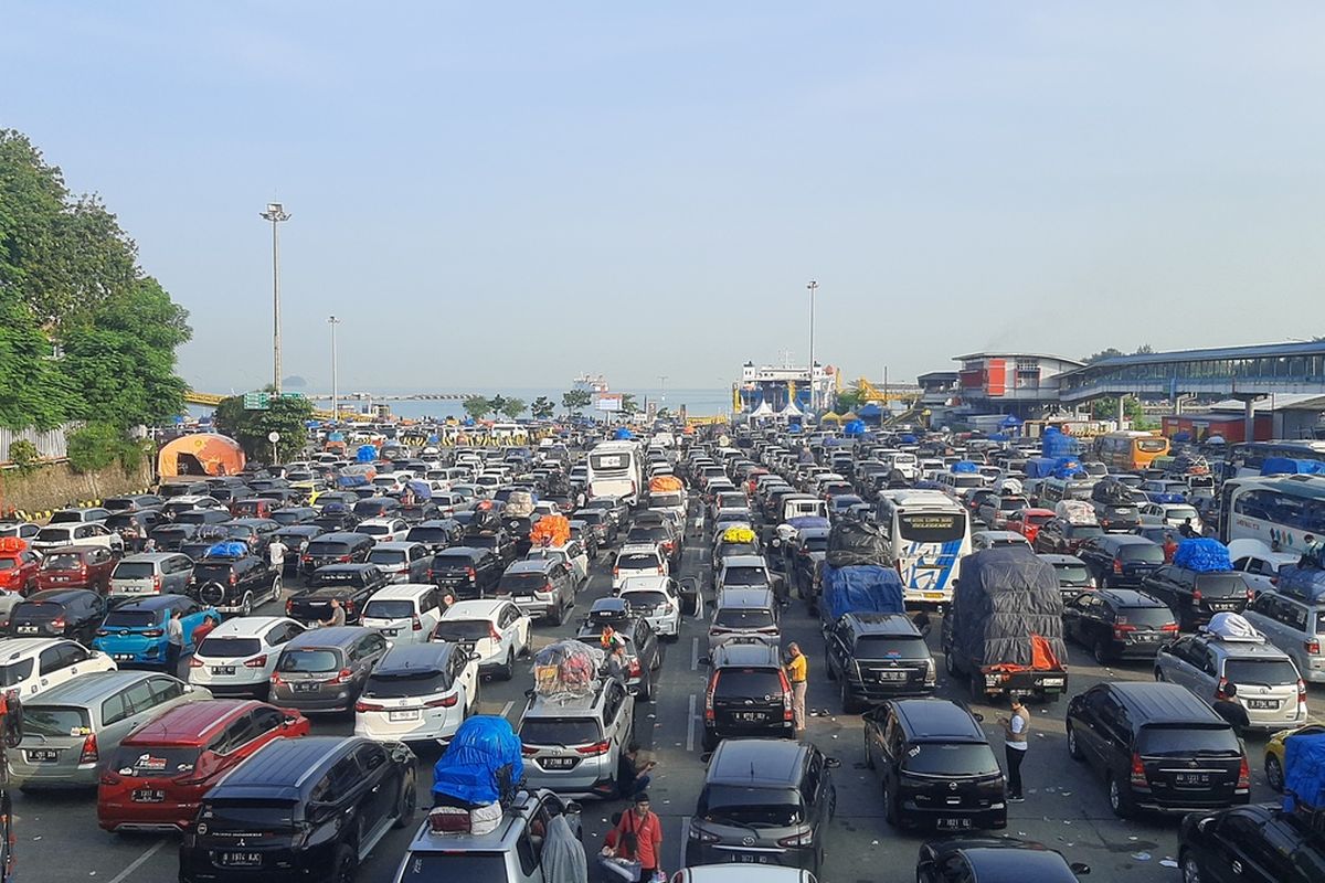 Pelabuhan Merak Dipadati Pemudik Pagi Ini, Semua Kantong Parkir Dermaga ...
