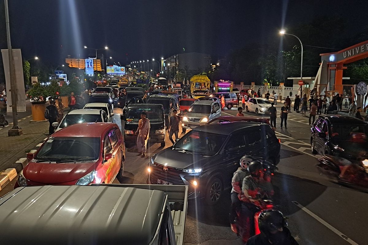 Pengendara Terjebak Macet dan Buka Puasa di Jalan karena Blokade Massa Penolak UU Cipta Kerja ...