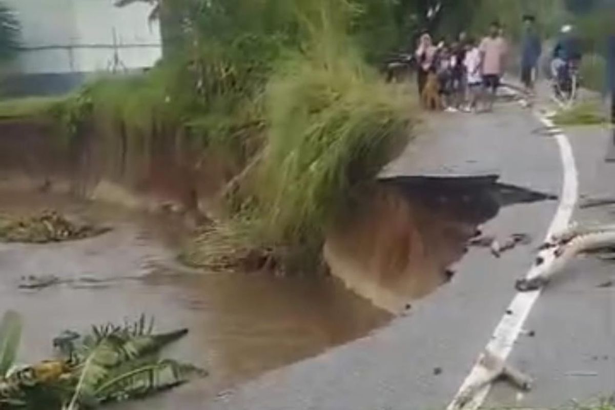 Banjir Bandang dan Longsor Rusak Jalan Lingkar Selatan Pulau Sumbawa