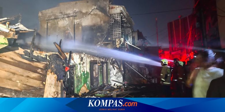 Sudah 10 Jam Lebih, Kebakaran di Taman Sari Belum Padam Sepenuhnya