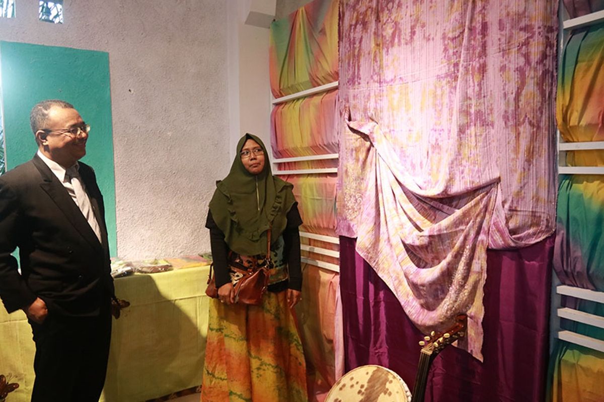 Teknik Airbrush Hadirkan Pesona 4 Warna Dalam Kain Karawo Gorontalo