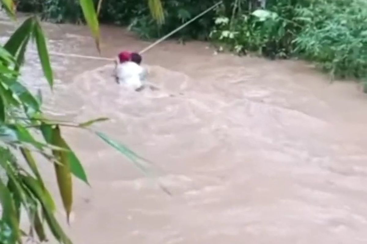 Viral Video Anak SD Seberangi Banjir di Paluta Sumut, Ombudsman: Segera ...