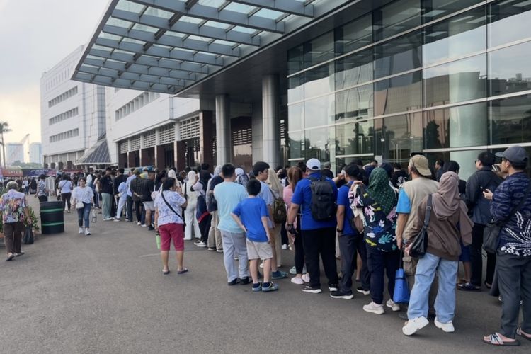 Ramai Pengunjung, Antrean PRJ 2025 Mengular di Pintu Masuk Gate 9