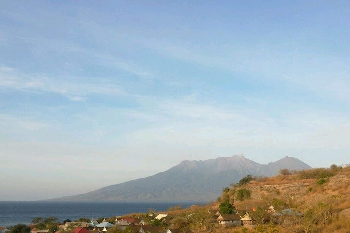 Aktivitas Gunung Sangeang Api di Bima Tak Terpengaruh Erupsi Lewotobi