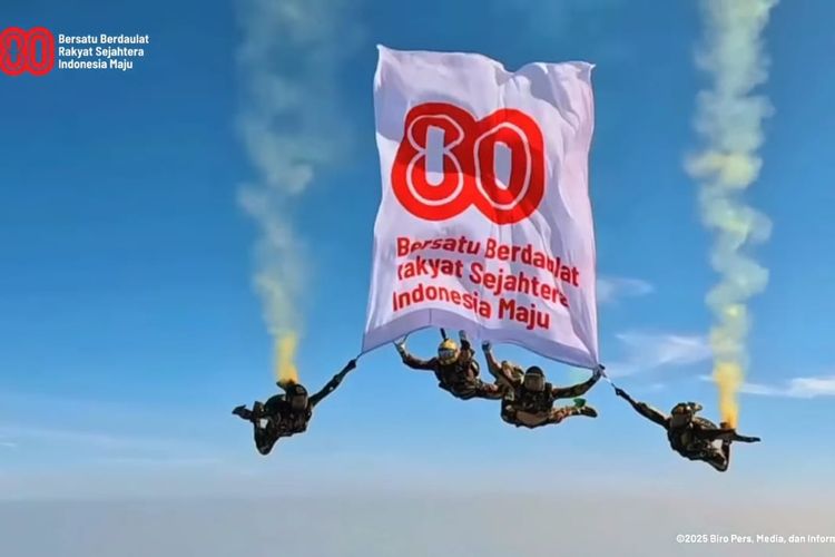 Foto : 17 Penerjun dari Kopassus TNI Lakukan "Victory Jump" Meriahkan ...