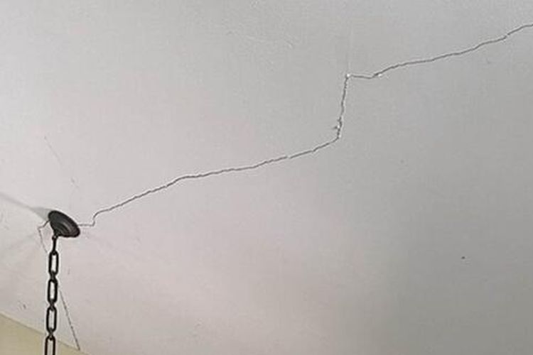 Kenapa Plafon Bisa Retak? Ternyata Ini Penyebabnya