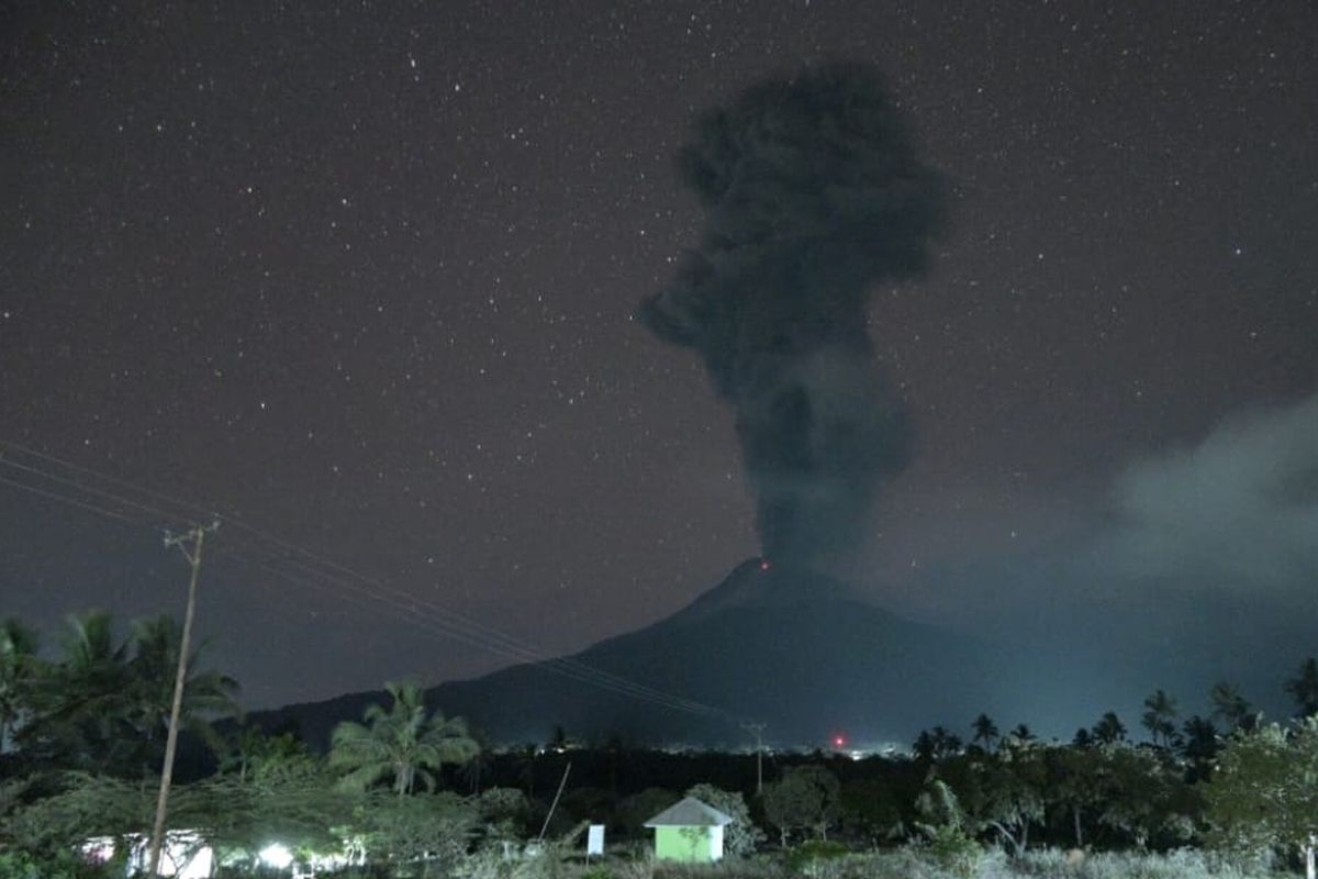 Gunung Lewotobi Laki-laki di NTT Erupsi, Semburkan Abu Vulkanik Setinggi 1,2 Km Disertai Gemuruh ...
