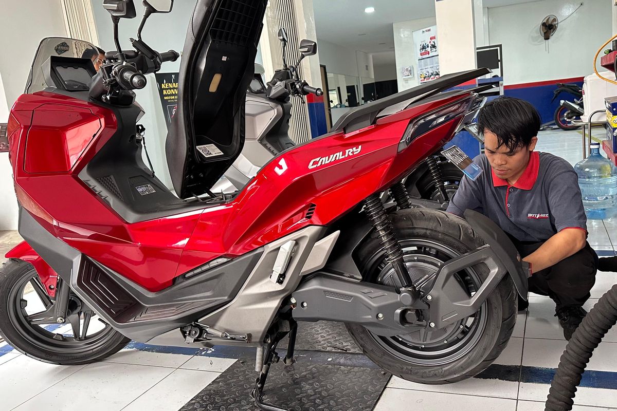 Fenomena Tambal Ban Pinggir Jalan yang Menolak Motor Listrik