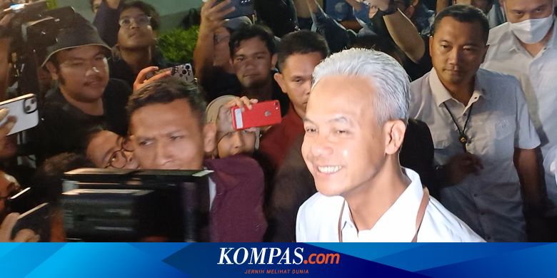 Pakai Baju Putih Bertuliskan "Sat-set" dan "Tas-tes", Ganjar-Mahfud ...