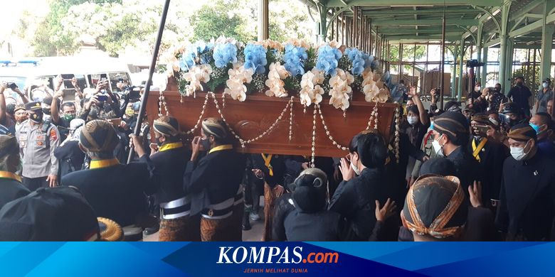 Keluarga Gelar Tradisi Brobosan Saat Pelepasan Jenazah KGPAA ...