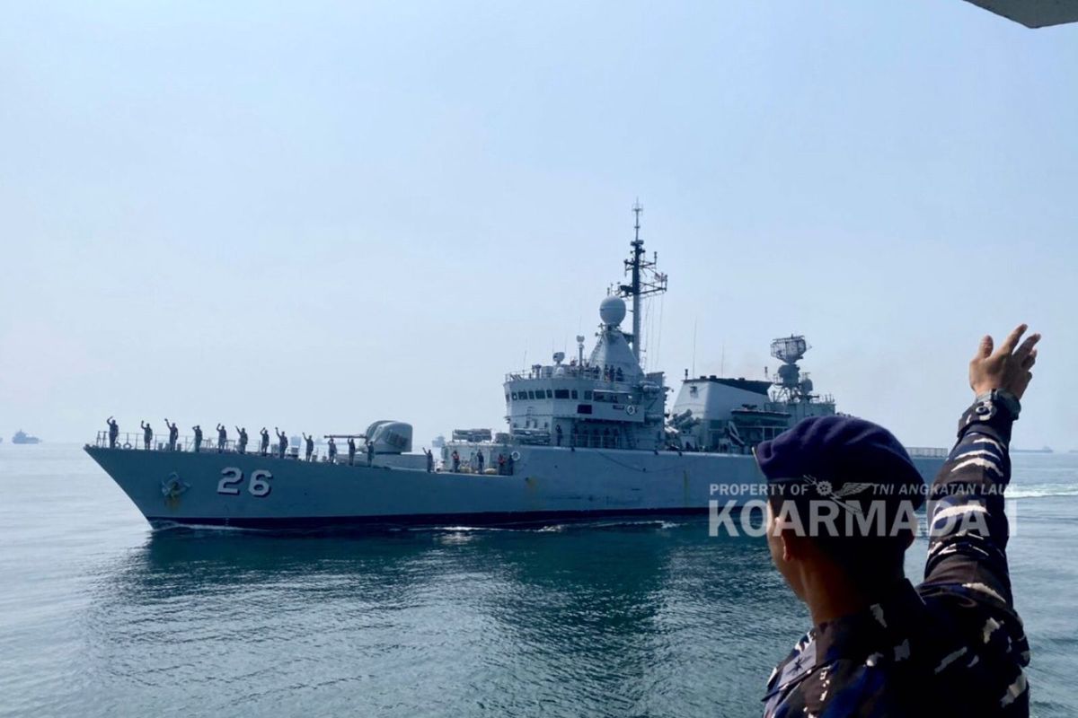 KRI Cakalang dan Kapal Perang Malaysia Latihan Bersama di Teluk Jakarta