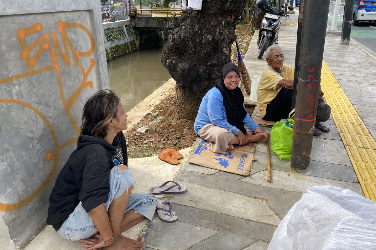 Menjelang Lebaran, Trotoar Jakarta Jadi Ruang Bertahan Hidup Pengemis ...