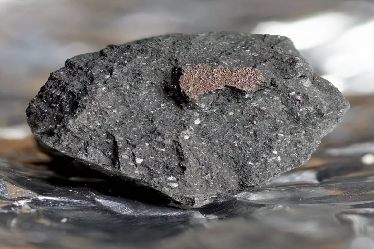 Meteorit Berusia 4,6 Miliar Tahun Ungkap Asal-usul Air di Bumi