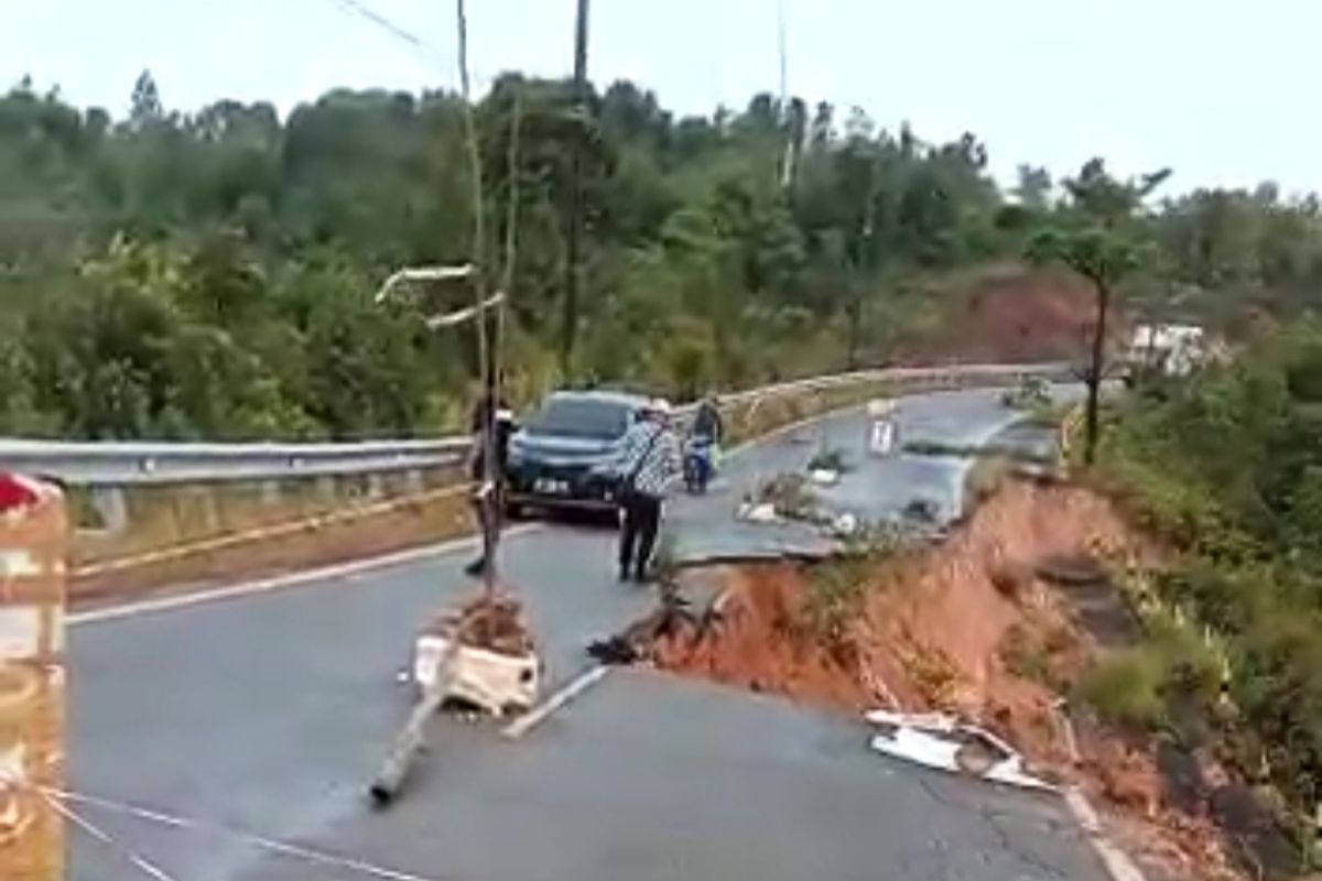 Jalan di Batam Ambles Setelah Terus Diguyur Hujan, Tak Bisa Dilewati Mobil
