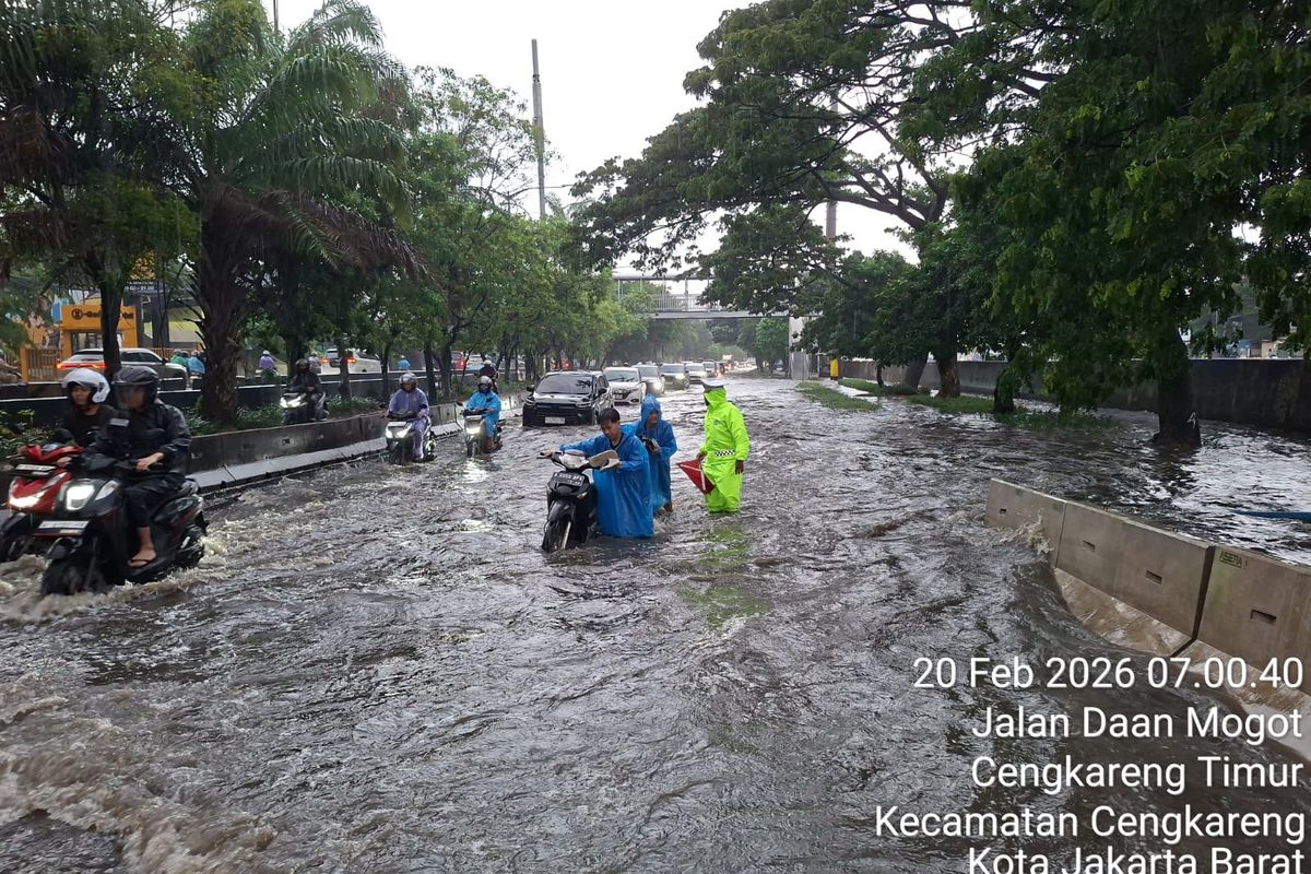 Jalan Daan Mogot Terendam Banjir 30 Cm akibat Hujan Deras