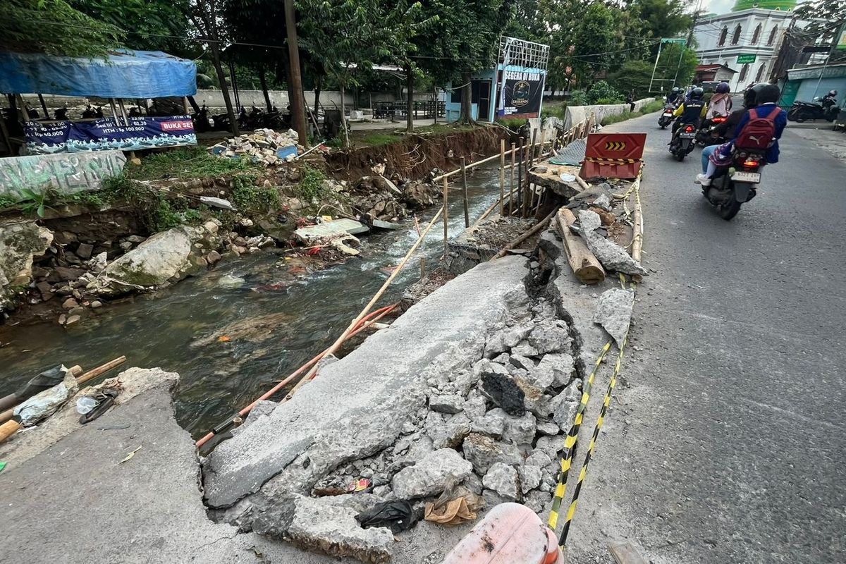 Warga Sebut Jalan Pitara Depok yang Ambles Sering Terendam Banjir