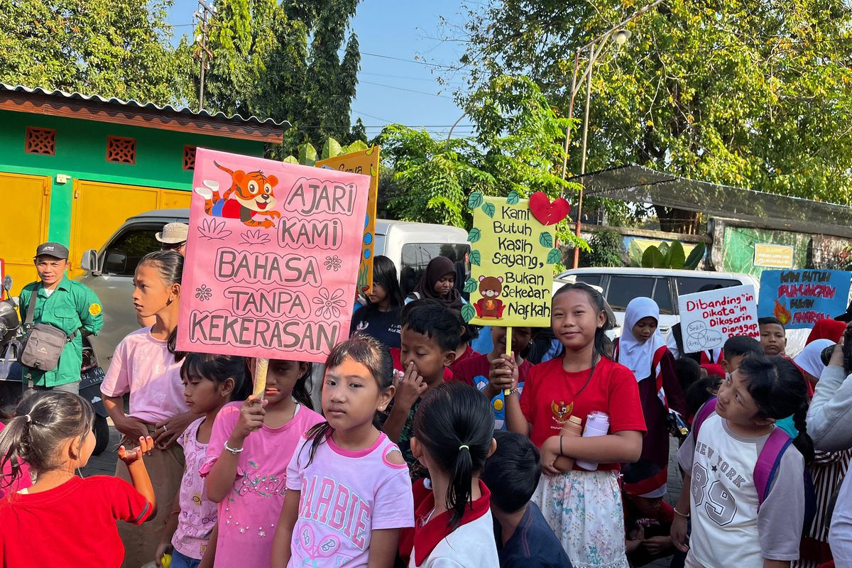 Anak-anak Jalanan di Surabaya Susuri Kampung, Suarakan Harapan Jelang HAN