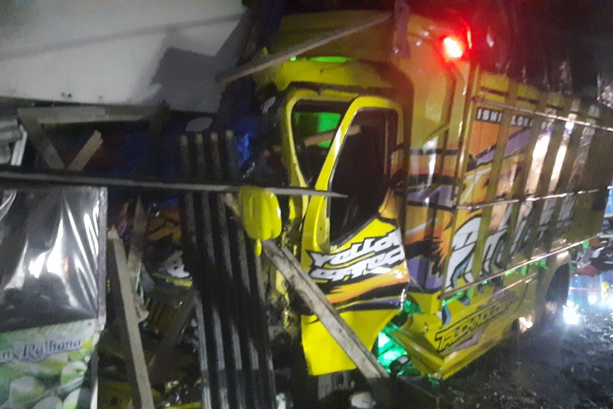 Ditabrak Truk Hilang Kendali, 6 Warung di Sukabumi Hancur