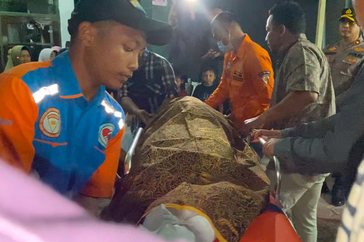 Isak Tangis Keluarga Sambut Kedatangan Jenazah Siswa Korban Kecelakaan Bus Brimob