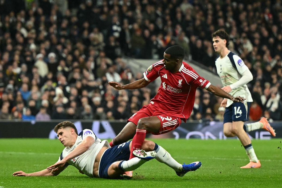 Frank dan Slot Bentrok Pendapat Terkait Tekel Van de Ven ke Alex Isak