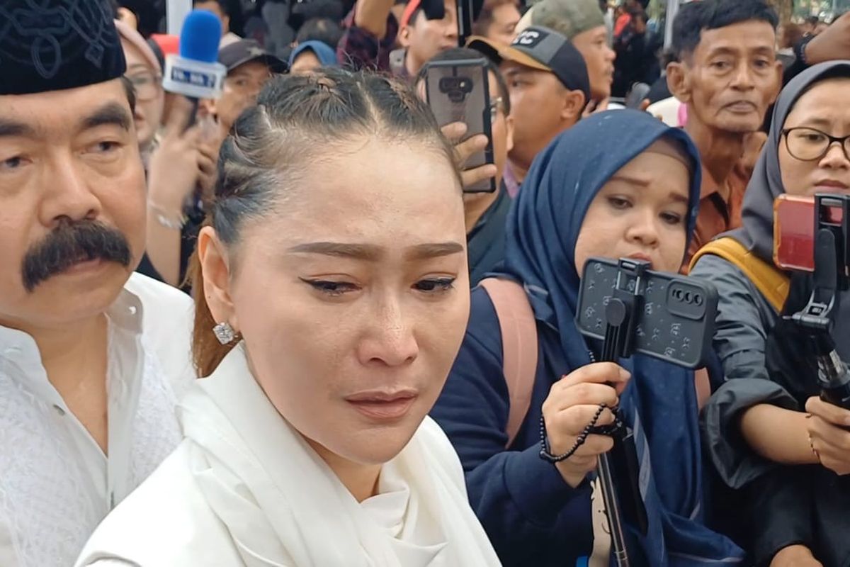 Dicibir gara-gara Masih Sempat Dandan di Pemakaman Titiek Puspa, Inul ...