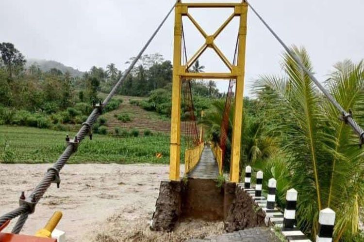 Jembatan Gantung Stanmelo di Wonosobo Putus akibat Diterjang Banjir