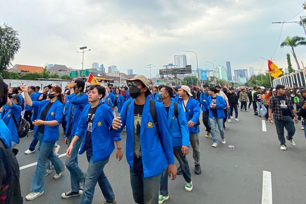Lanjutkan Demo 28 Agustus, Rombongan Mahasiswa Coba Dobrak Pagar Gedung DPR