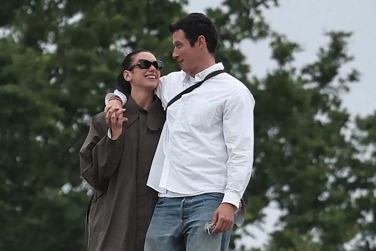 Usai Menikah, Dua Lipa Pilih Tampil Santai dengan Jeans Putih dan ...