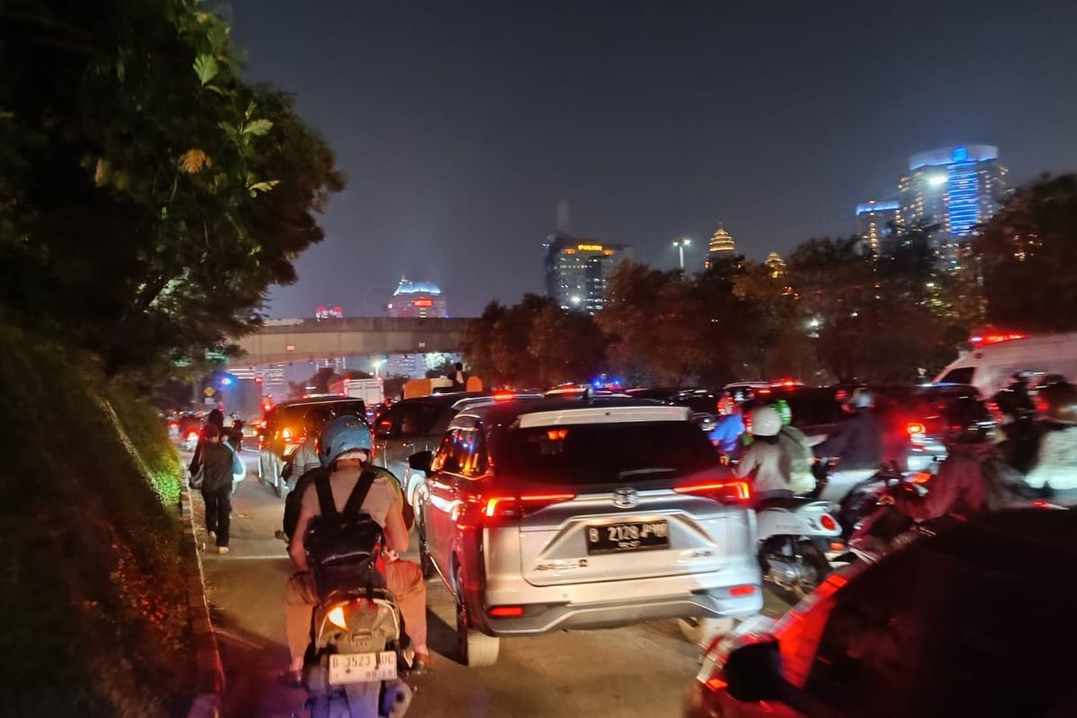 Penutupan Gerbang Tol Semanggi I Picu Kemacetan Parah di Gatot Subroto