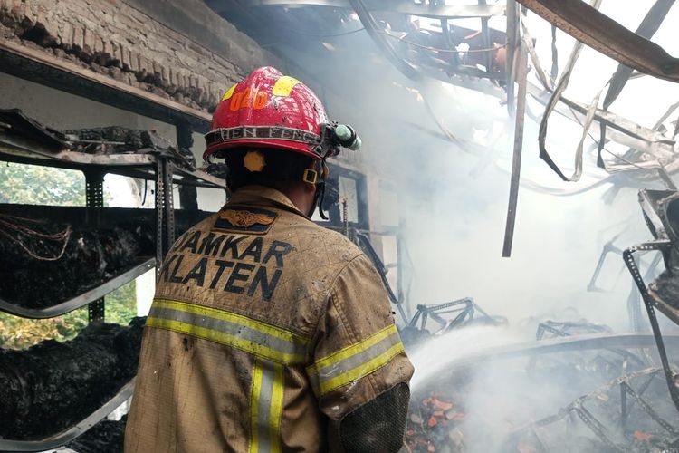 Foto : 3 Fakta Kebakaran Kantor Bank Jateng Cabang Klaten, Petugas Damkar Terluka